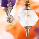 Pêndulo de cristal: saiba como escolher, programar e obter respostas ...